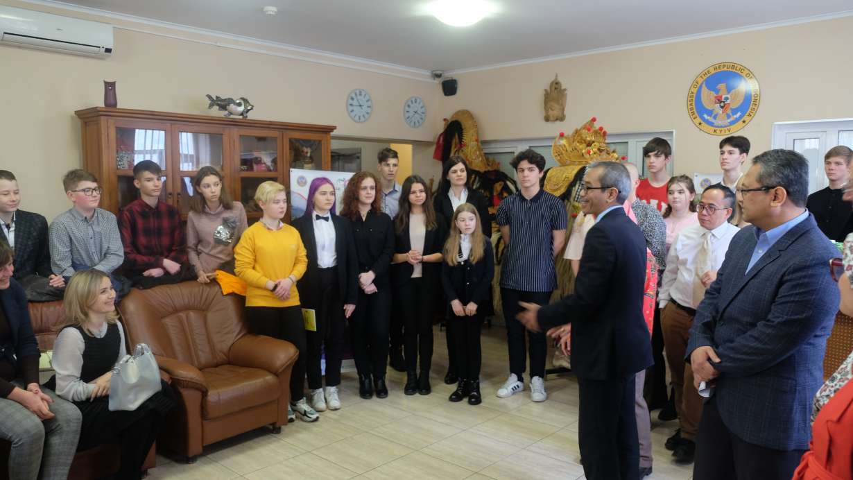Kenali Indonesia Lebih Dalam, Siswa Ukraina Kunjungi KBRI Kyiv ...
