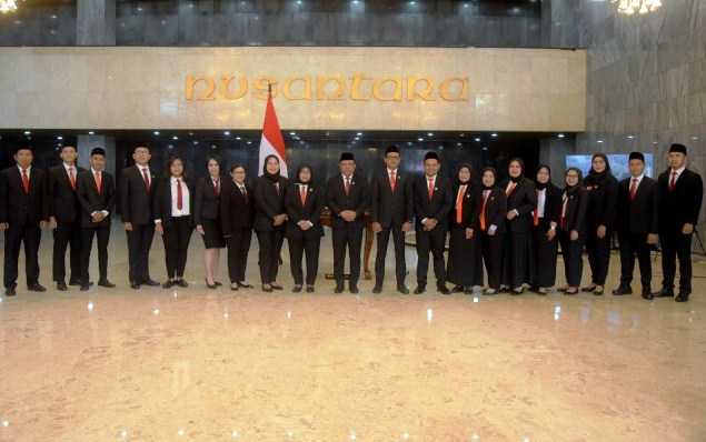 Butuh SDM yang Baik dan Berkualitas, Setjen DPR RI Lantik 17 Perancang ...